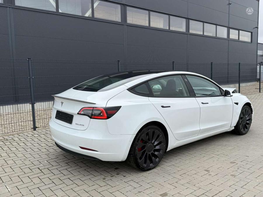 White Tesla Model 3 2022 in Kaunas, with an engine capacity of 0.00 L and mileage of 95 thousand km for 18700 €, photo 6 on AUTOMOTO.COM.LV