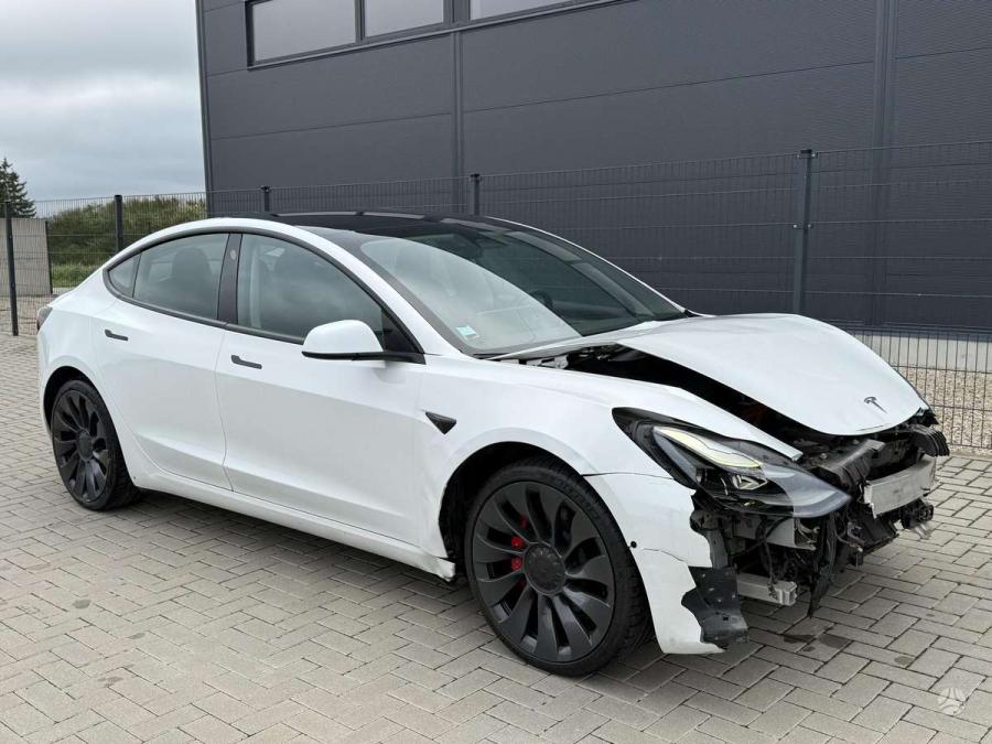 White Tesla Model 3 2022 in Kaunas, with an engine capacity of 0.00 L and mileage of 95 thousand km for 18700 €, photo 7 on AUTOMOTO.COM.LV