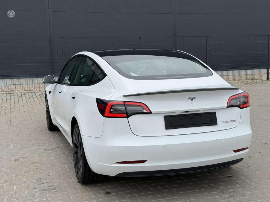 White Tesla Model 3 2022 in Kaunas, with an engine capacity of 0.00 L and mileage of 95 thousand km for 18700 €, photo 8 on AUTOMOTO.COM.LV