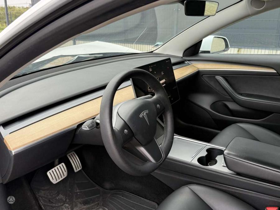 White Tesla Model 3 2022 in Kaunas, with an engine capacity of 0.00 L and mileage of 95 thousand km for 18700 €, photo 15 on AUTOMOTO.COM.LV