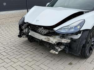 White Tesla Model 3 2022 in Kaunas, with an engine capacity of 0.00 L and mileage of 95 thousand km for 18700 €, photo 16 on AUTOMOTO.COM.LV