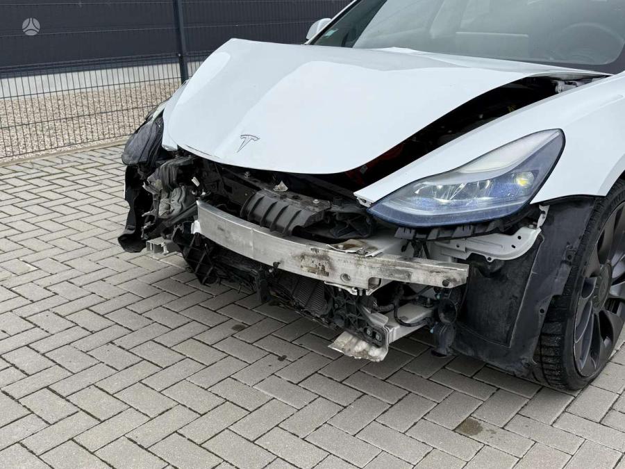 White Tesla Model 3 2022 in Kaunas, with an engine capacity of 0.00 L and mileage of 95 thousand km for 18700 €, photo 16 on AUTOMOTO.COM.LV