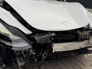 White Tesla Model 3 2022 in Kaunas, with an engine capacity of 0.00 L and mileage of 95 thousand km for 18700 €, photo 17 on AUTOMOTO.COM.LV