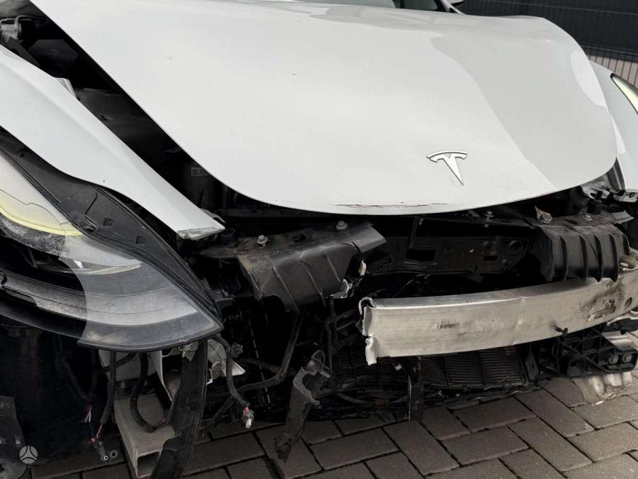 White Tesla Model 3 2022 in Kaunas, with an engine capacity of 0.00 L and mileage of 95 thousand km for 18700 €, photo 17 on AUTOMOTO.COM.LV