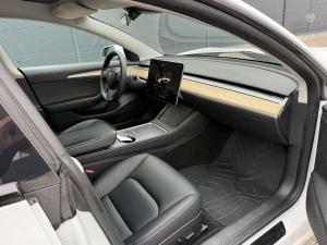 White Tesla Model 3 2022 in Kaunas, with an engine capacity of 0.00 L and mileage of 95 thousand km for 18700 €, photo 18 on AUTOMOTO.COM.LV
