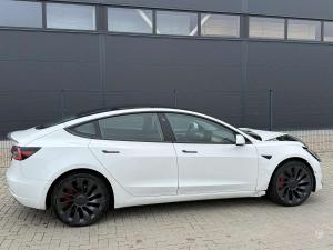 White Tesla Model 3 2022 in Kaunas, with an engine capacity of 0.00 L and mileage of 95 thousand km for 18400 €, photo 5 on AUTOMOTO.COM.LV