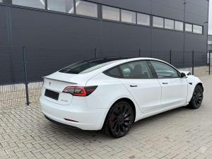 White Tesla Model 3 2022 in Kaunas, with an engine capacity of 0.00 L and mileage of 95 thousand km for 18400 €, photo 6 on AUTOMOTO.COM.LV