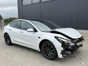 White Tesla Model 3 2022 in Kaunas, with an engine capacity of 0.00 L and mileage of 95 thousand km for 18400 €, photo 8 on AUTOMOTO.COM.LV