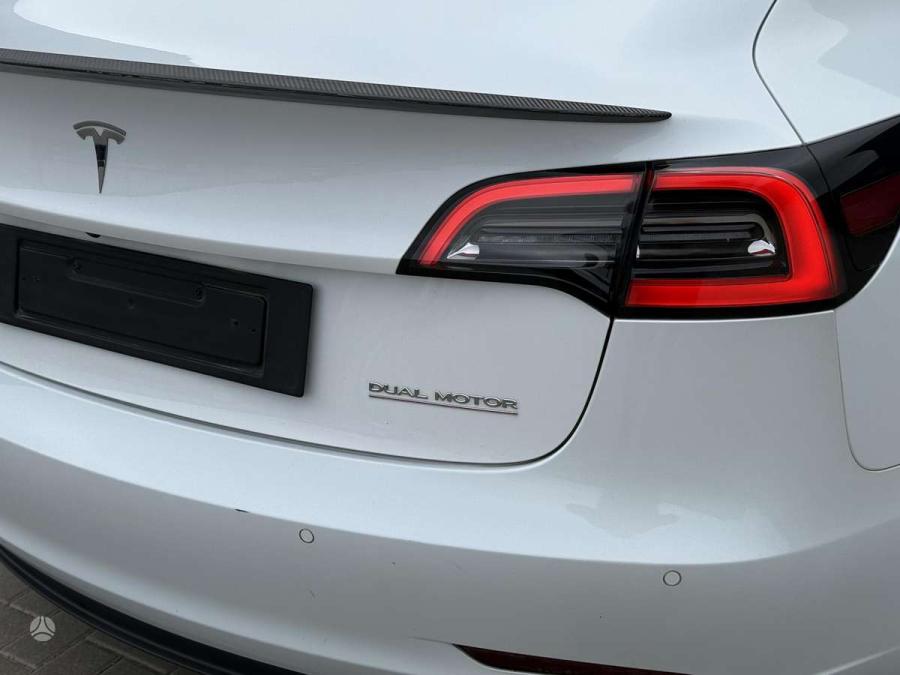 White Tesla Model 3 2022 in Kaunas, with an engine capacity of 0.00 L and mileage of 95 thousand km for 18400 €, photo 11 on AUTOMOTO.COM.LV
