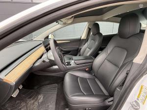 White Tesla Model 3 2022 in Kaunas, with an engine capacity of 0.00 L and mileage of 95 thousand km for 18400 €, photo 13 on AUTOMOTO.COM.LV