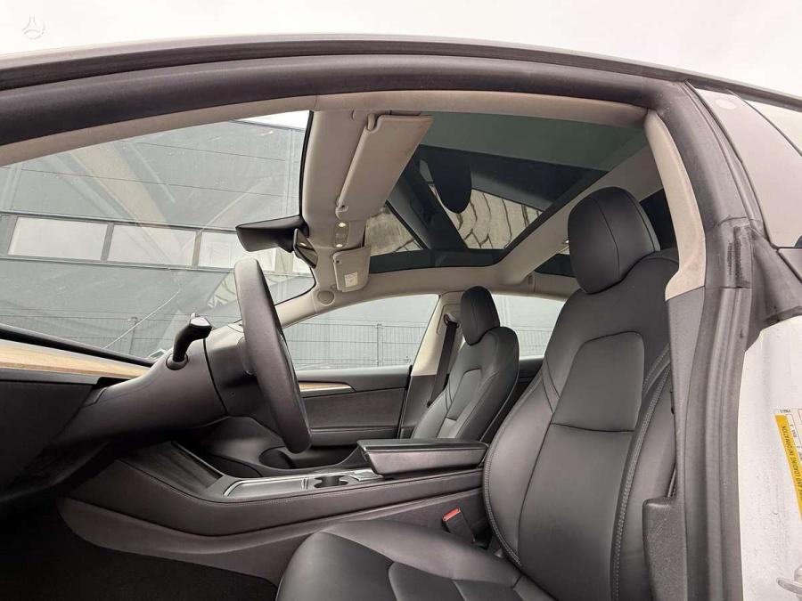 White Tesla Model 3 2022 in Kaunas, with an engine capacity of 0.00 L and mileage of 95 thousand km for 18400 €, photo 14 on AUTOMOTO.COM.LV