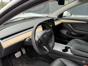White Tesla Model 3 2022 in Kaunas, with an engine capacity of 0.00 L and mileage of 95 thousand km for 18400 €, photo 16 on AUTOMOTO.COM.LV