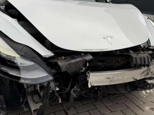 White Tesla Model 3 2022 in Kaunas, with an engine capacity of 0.00 L and mileage of 95 thousand km for 18400 €, photo 17 on AUTOMOTO.COM.LV