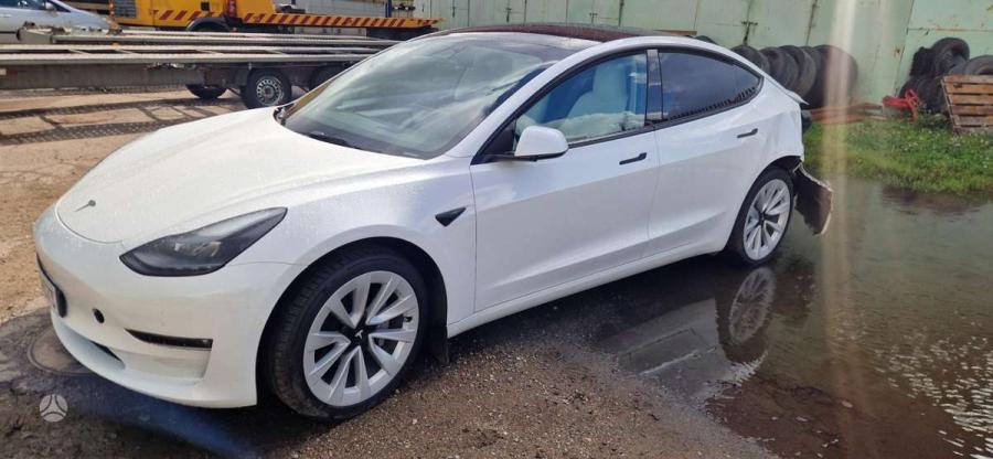Balts Tesla Model 3 2022 Panevēža, ar dzinēja tilpumu 0.00 L un nobraukumu 46 tūkst. km par 20490 €, foto 3 vietnē AUTOMOTO.COM.LV