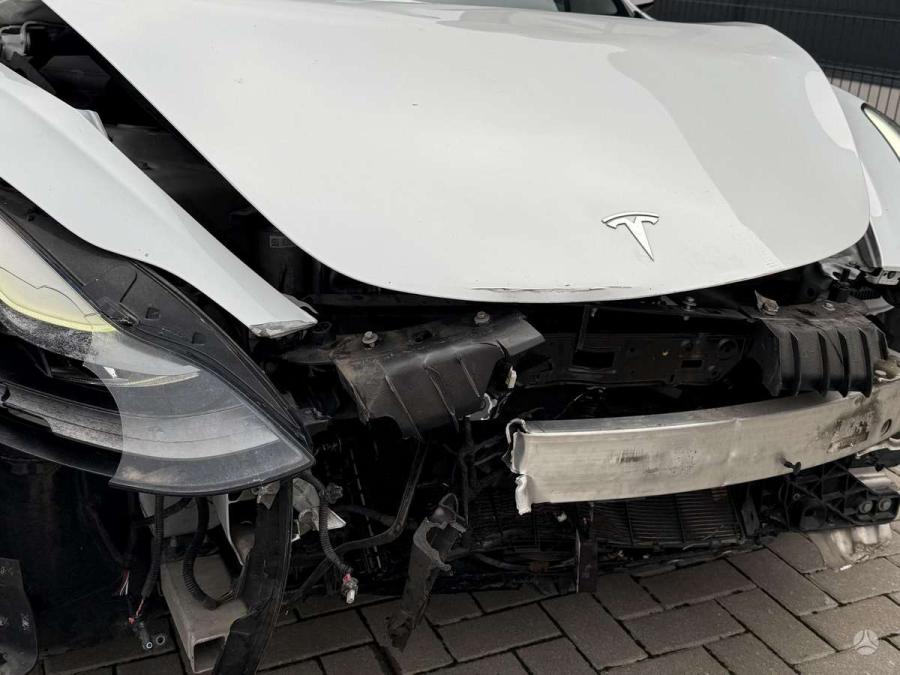 Balts Tesla Model 3 2022 Kauņa, ar dzinēja tilpumu 0.00 L un nobraukumu 95 tūkst. km par 18000 €, foto 12 vietnē AUTOMOTO.COM.LV
