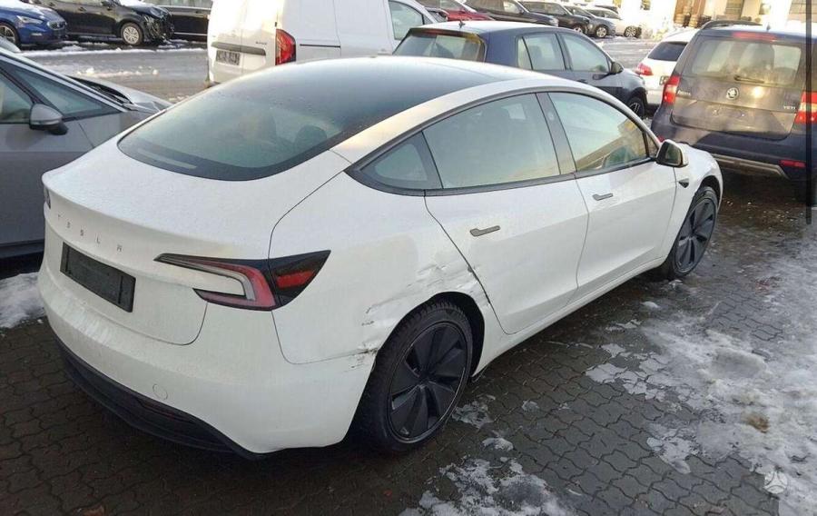 White Tesla Model 3 2023 in Kaunas, with an engine capacity of 0.00 L and mileage of 68 thousand km for 16499 €, photo 3 on AUTOMOTO.COM.LV