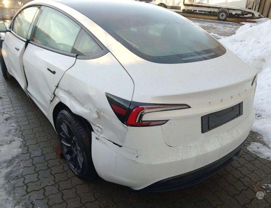White Tesla Model 3 2023 in Kaunas, with an engine capacity of 0.00 L and mileage of 68 thousand km for 16499 €, photo 4 on AUTOMOTO.COM.LV
