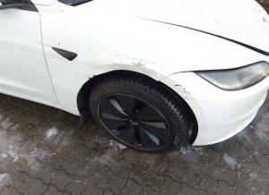 White Tesla Model 3 2023 in Kaunas, with an engine capacity of 0.00 L and mileage of 68 thousand km for 16499 €, photo 5 on AUTOMOTO.COM.LV