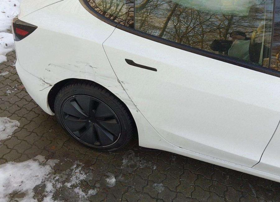 White Tesla Model 3 2023 in Kaunas, with an engine capacity of 0.00 L and mileage of 68 thousand km for 16499 €, photo 6 on AUTOMOTO.COM.LV