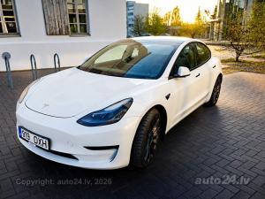 Белый Тесла Модель 3 2023 в Пярну, объемом двигателя 0.00 л и пробегом 50 тыс. км за 37600 €, фото  на AUTOMOTO.COM.LV