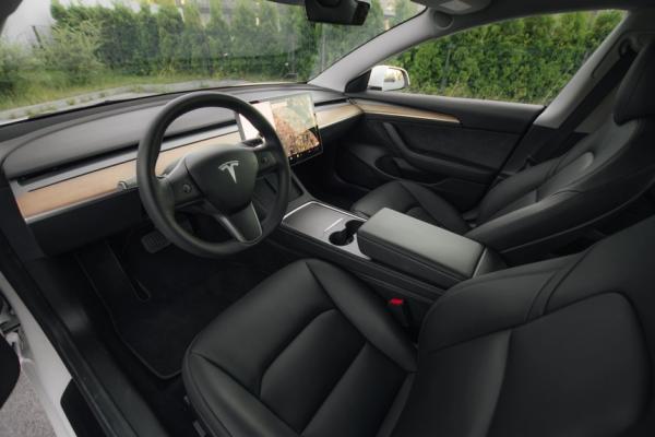 Balts Tesla Model 3 2023 Rīga, ar dzinēja tilpumu 0.00 L un nobraukumu 9 tūkst. km par 29150 €, foto 7 vietnē AUTOMOTO.COM.LV