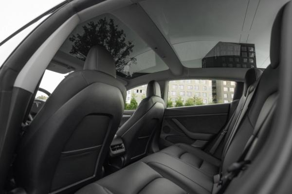 White Tesla Model 3 2023 in Riga, with an engine capacity of 0.00 L and mileage of 9 thousand km for 29150 €, photo 4 on AUTOMOTO.COM.LV