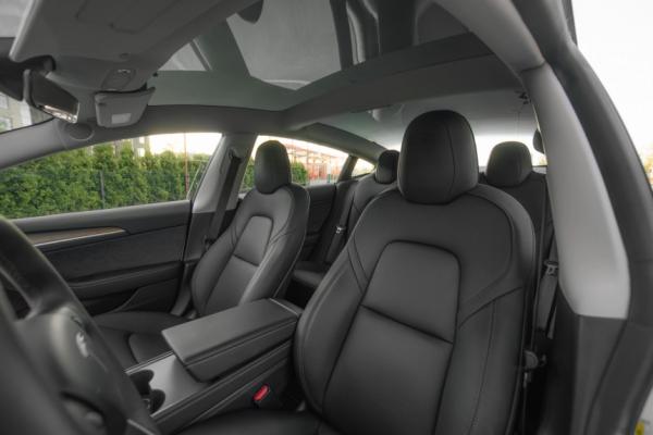 White Tesla Model 3 2023 in Riga, with an engine capacity of 0.00 L and mileage of 9 thousand km for 29150 €, photo 6 on AUTOMOTO.COM.LV