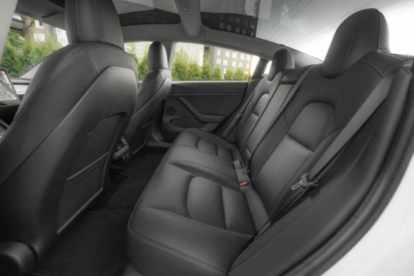 White Tesla Model 3 2023 in Riga, with an engine capacity of 0.00 L and mileage of 9 thousand km for 29150 €, photo 8 on AUTOMOTO.COM.LV