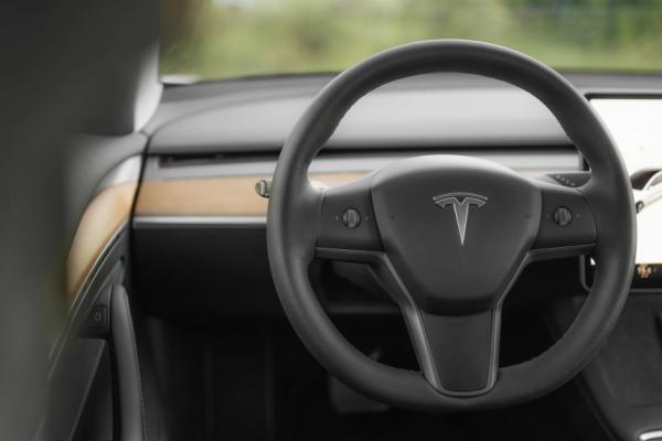 White Tesla Model 3 2023 in Riga, with an engine capacity of 0.00 L and mileage of 9 thousand km for 29150 €, photo 9 on AUTOMOTO.COM.LV