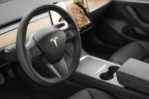 Белый Тесла Модель 3 2023 в Рига, объемом двигателя 0.00 л и пробегом 9 тыс. км за 29150 €, фото 13 на AUTOMOTO.COM.LV