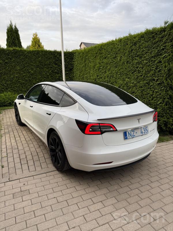 White Tesla Model 3 2023 in Riga, with an engine capacity of 0.00 L and mileage of 65 thousand km for 31000 €, photo 1 on AUTOMOTO.COM.LV