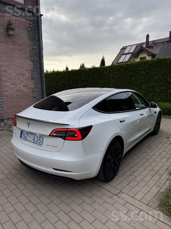 White Tesla Model 3 2023 in Riga, with an engine capacity of 0.00 L and mileage of 65 thousand km for 31000 €, photo 3 on AUTOMOTO.COM.LV