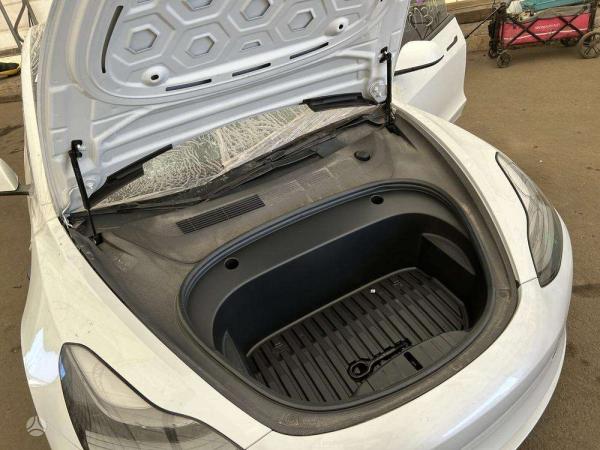 White Tesla Model 3 2023 in Kaunas, with an engine capacity of 0.00 L and mileage of 92 thousand km for 22500 €, photo 3 on AUTOMOTO.COM.LV