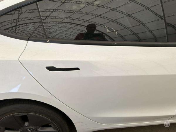 White Tesla Model 3 2023 in Kaunas, with an engine capacity of 0.00 L and mileage of 92 thousand km for 22500 €, photo 7 on AUTOMOTO.COM.LV