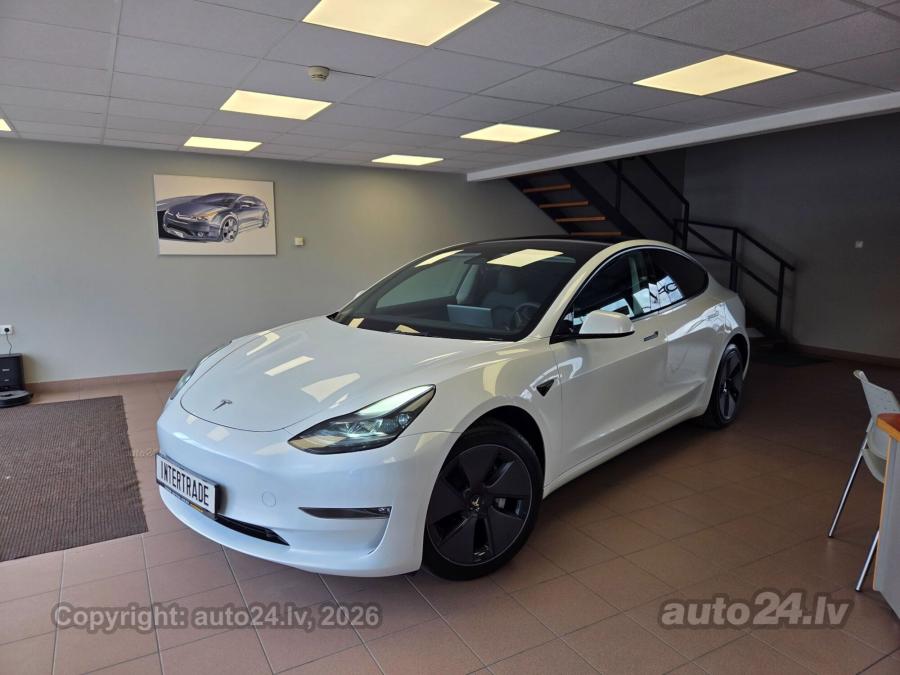 White Tesla Model 3 2023 in Tartu, with an engine capacity of 0.00 L and mileage of 108 thousand km for 31990 €, photo 1 on AUTOMOTO.COM.LV
