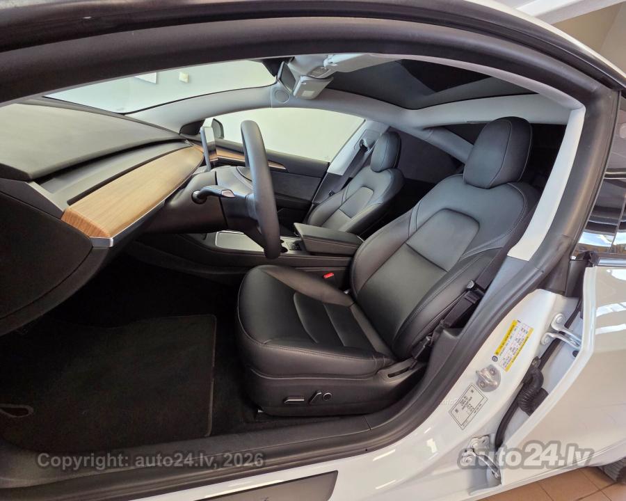 White Tesla Model 3 2023 in Tartu, with an engine capacity of 0.00 L and mileage of 108 thousand km for 31990 €, photo 7 on AUTOMOTO.COM.LV