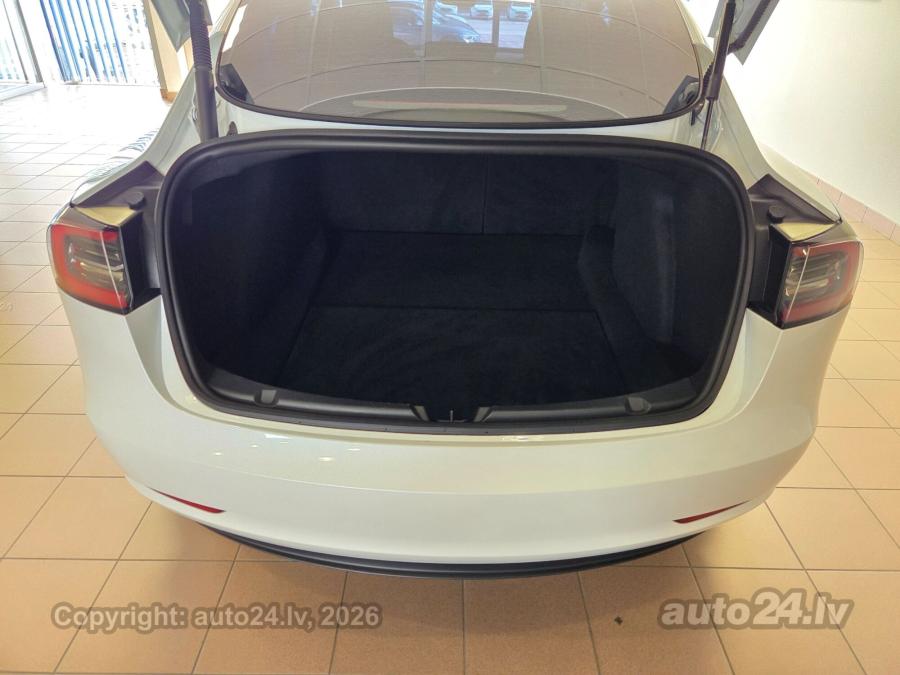 White Tesla Model 3 2023 in Tartu, with an engine capacity of 0.00 L and mileage of 108 thousand km for 31990 €, photo 20 on AUTOMOTO.COM.LV
