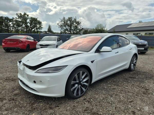 White Tesla Model 3 2023 in Kaunas, with an engine capacity of 0.00 L and mileage of 80 thousand km for 19200 €, photo 4 on AUTOMOTO.COM.LV