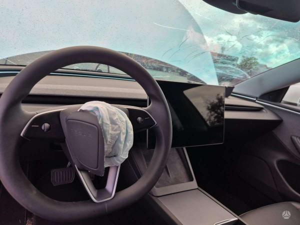 White Tesla Model 3 2023 in Kaunas, with an engine capacity of 0.00 L and mileage of 80 thousand km for 19200 €, photo 9 on AUTOMOTO.COM.LV