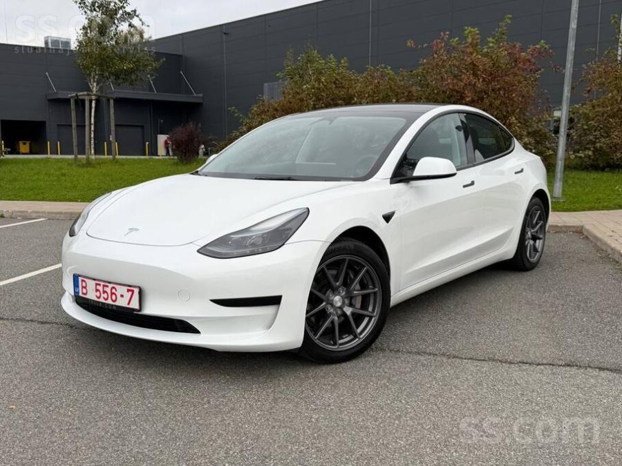 Balts Tesla Model 3 2023 Rīga, ar dzinēja tilpumu 0.00 L un nobraukumu 45 tūkst. km par 27990 €, foto 1 vietnē AUTOMOTO.COM.LV