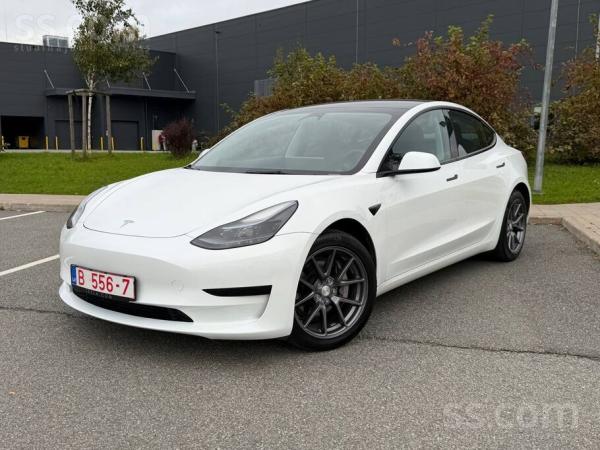Balts Tesla Model 3 2023 Rīga, ar dzinēja tilpumu 0.00 L un nobraukumu 45 tūkst. km par 27990 €, foto 1 vietnē AUTOMOTO.COM.LV