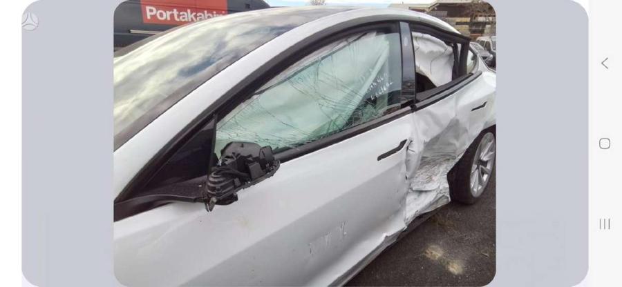 White Tesla Model 3 2024 in Kaunas, with an engine capacity of 0.00 L and mileage of 30 thousand km for 16400 €, photo 4 on AUTOMOTO.COM.LV
