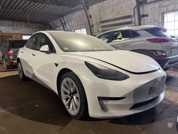 Balts Tesla Model 3 2024 Kauņa, ar dzinēja tilpumu 0.00 L un nobraukumu 33 tūkst. km par 16800 €, foto 1 vietnē AUTOMOTO.COM.LV