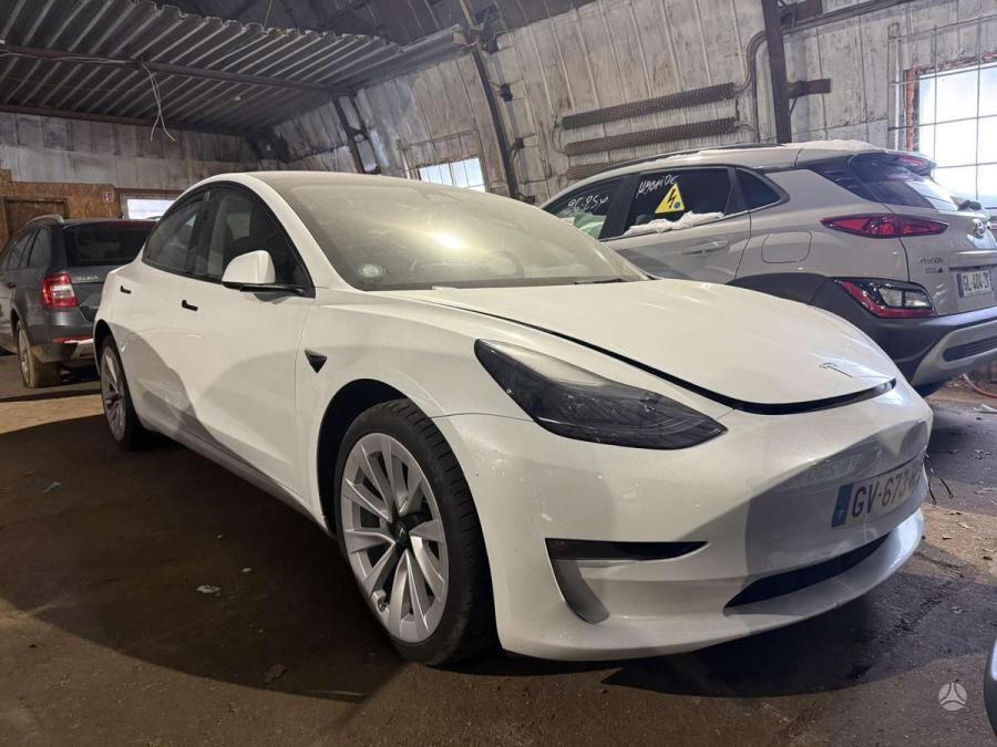 White Tesla Model 3 2024 in Kaunas, with an engine capacity of 0.00 L and mileage of 33 thousand km for 16800 €, photo 1 on AUTOMOTO.COM.LV
