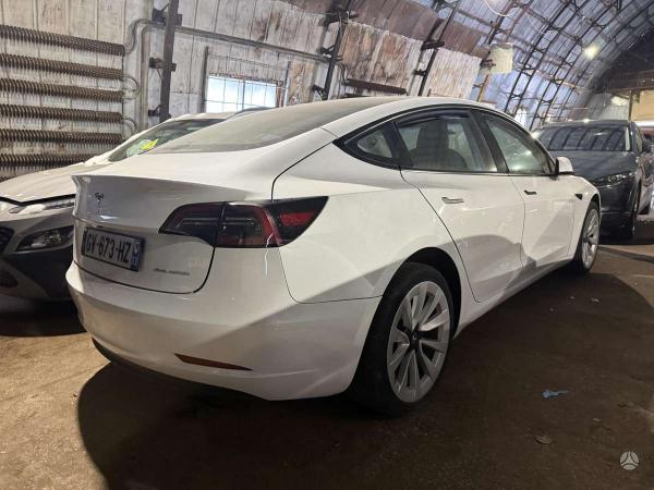 Balts Tesla Model 3 2024 Kauņa, ar dzinēja tilpumu 0.00 L un nobraukumu 33 tūkst. km par 16800 €, foto 2 vietnē AUTOMOTO.COM.LV