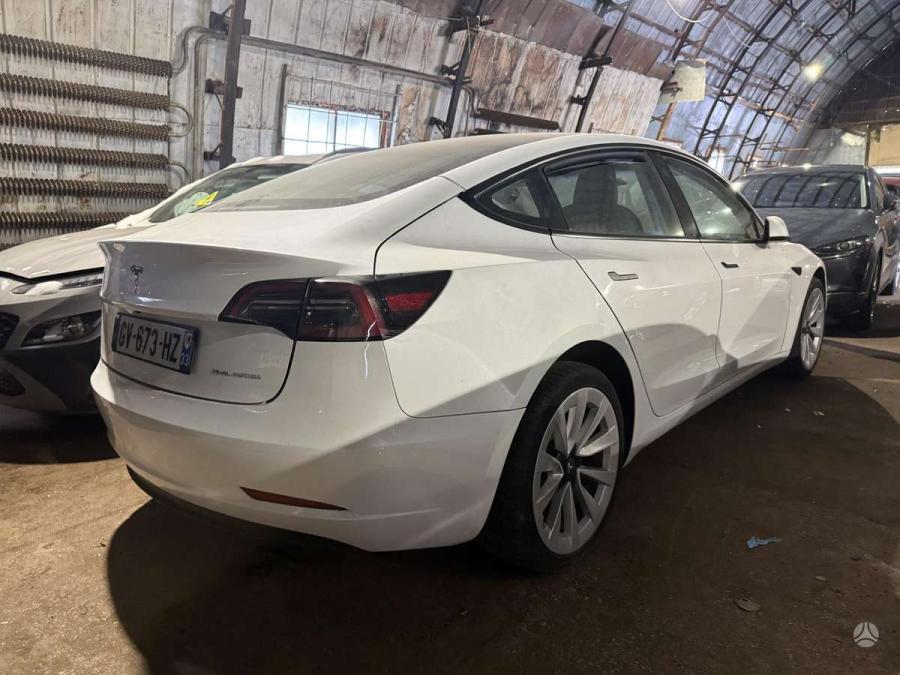 White Tesla Model 3 2024 in Kaunas, with an engine capacity of 0.00 L and mileage of 33 thousand km for 16800 €, photo 2 on AUTOMOTO.COM.LV