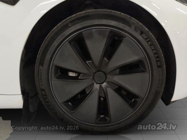 White Tesla Model 3 2024 in Tallinn, with an engine capacity of 0.00 L and mileage of 62 thousand km for 42990 €, photo 9 on AUTOMOTO.COM.LV