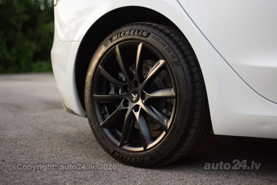 White Tesla Model 3 2024 in Parnu, with an engine capacity of 0.00 L and mileage of 46 thousand km for 30990 €, photo 10 on AUTOMOTO.COM.LV