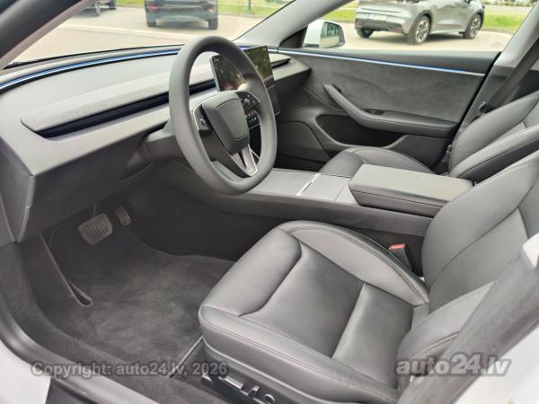 White Tesla Model 3 2024 in Tartu, with an engine capacity of 0.00 L and mileage of 37 thousand km for 44900 €, photo 9 on AUTOMOTO.COM.LV