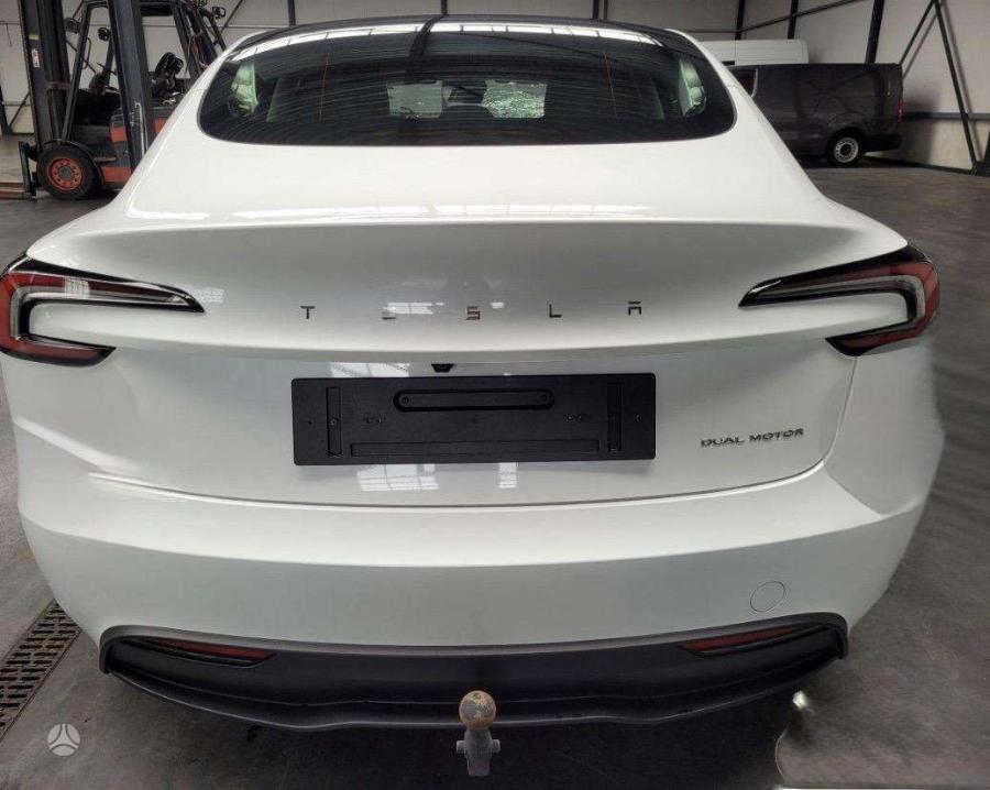 White Tesla Model 3 2024 in Kaunas, with an engine capacity of 0.00 L and mileage of 40 thousand km for 25900 €, photo 3 on AUTOMOTO.COM.LV